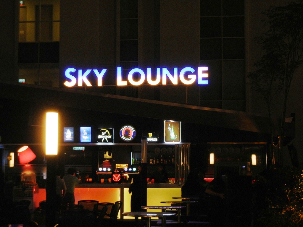 oPeNs 24 hOuRs a DaY...: Sky Lounge, 7th Floor MH Tower
