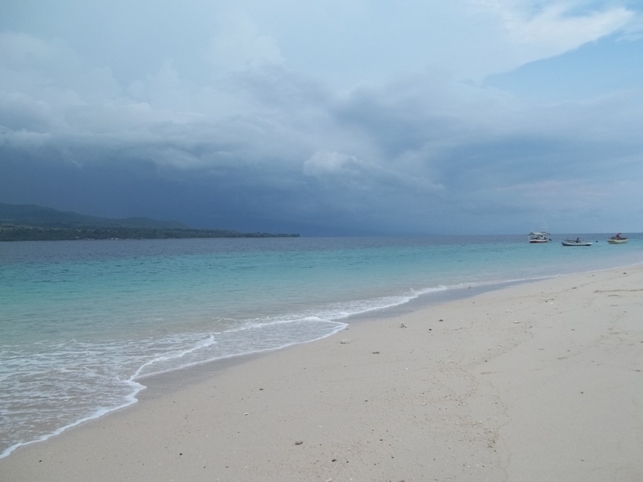 YOU'RE NEVER WALK ALONE: Pantai Mules, Nuca Molas, "Cantiknya" Manggarai