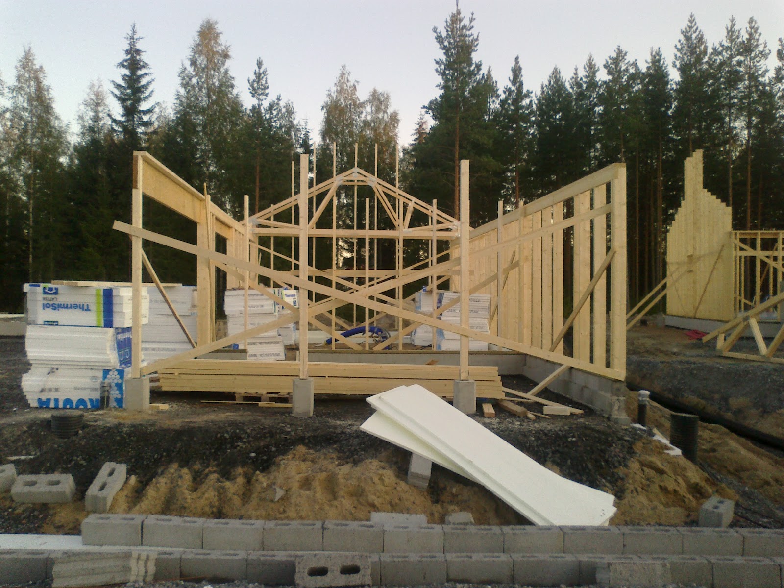 Meidän toinen rakennusprojektimme: Autotallin rungon pystyttäminen, 2 ...
