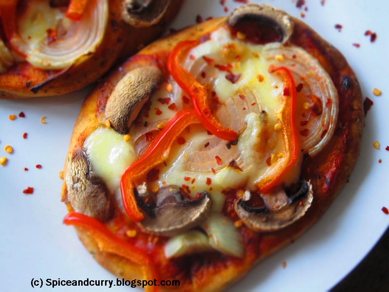 Spice and Curry: Mini Naan Pizza with Mushroom and Red Bell Pepper