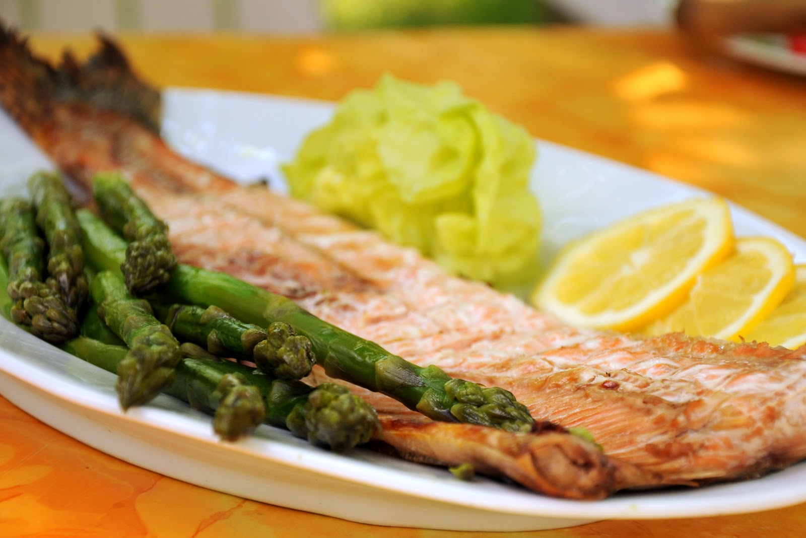 k o n y h a t ú r a: Roston sült rózsaszín lazac spárgával