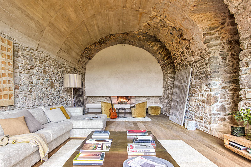 Inspired by the past and nature: old farm house transformation in Spain