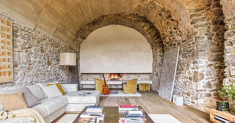 Inspired by the past and nature: old farm house transformation in Spain