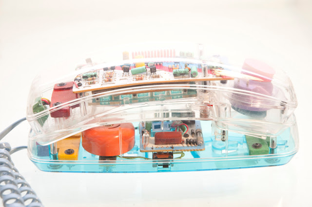 Teléfono transparente de los años ochentas