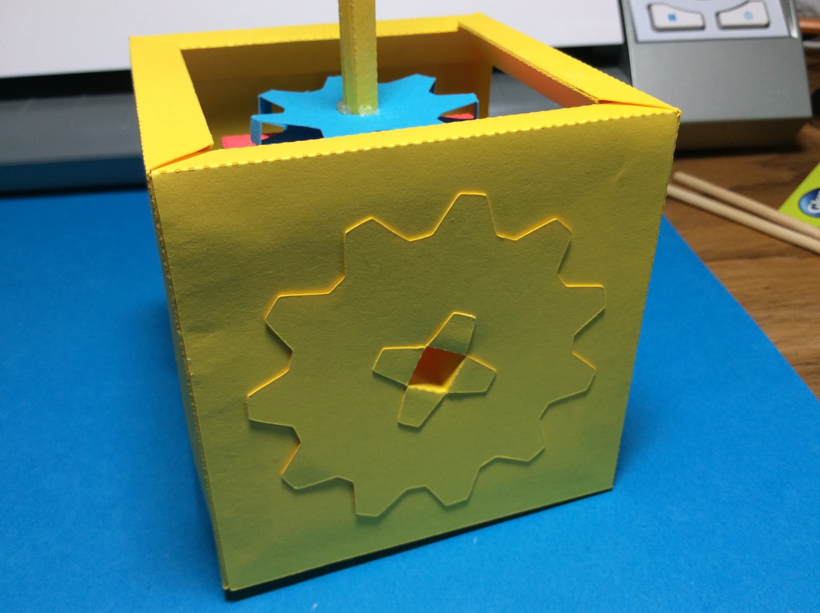 Papercrafts and other fun things: Square Gear Box