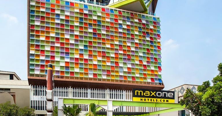 Nyantai di Maxone Hotel Surabaya — AINUN ISNAENI