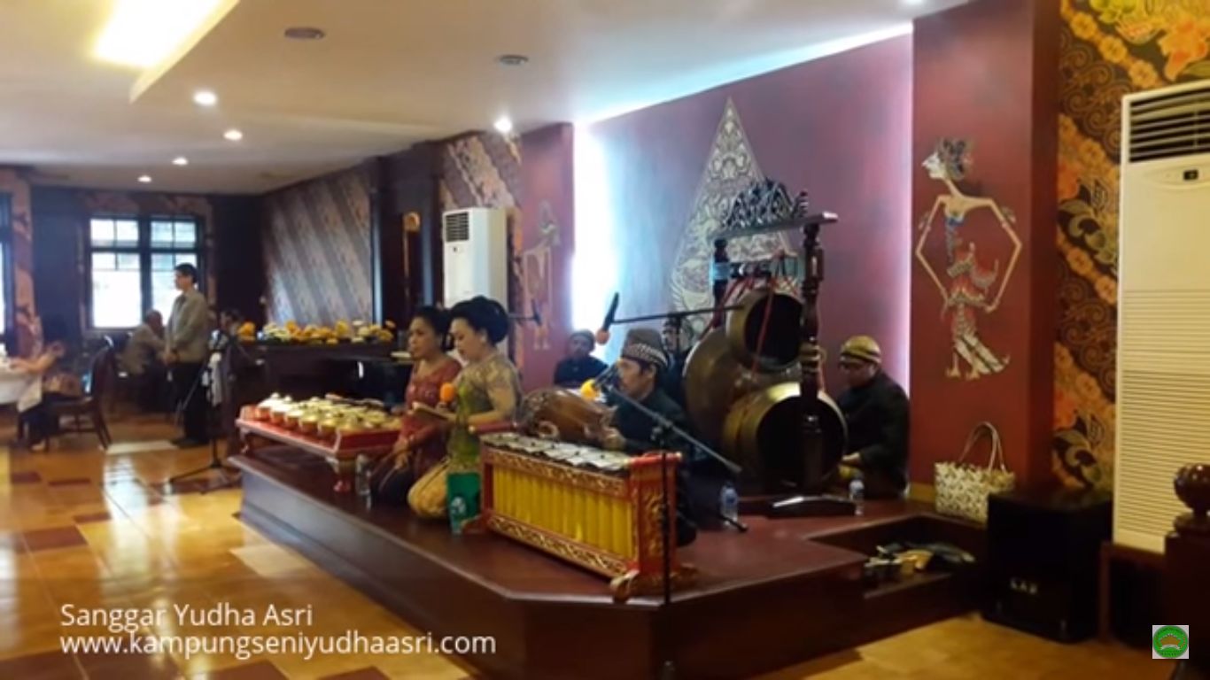 Gamelan Jawa dalam acara Grand Opening Restaurant Batik Kuring, SCBD ...