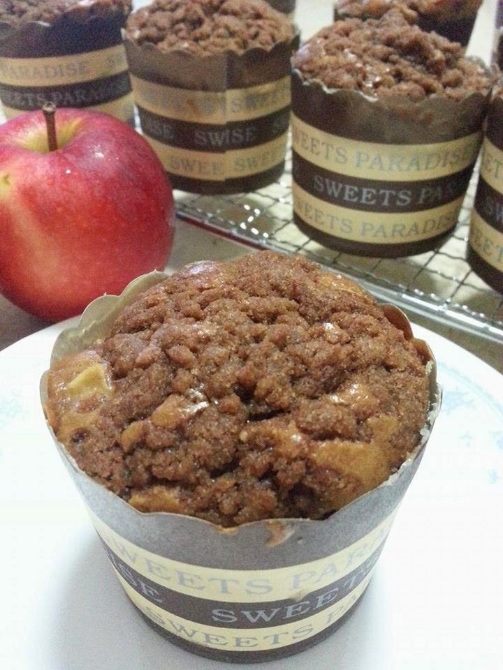Culinary Kitchenette: Apple Crumble Muffins by Gwen Chow