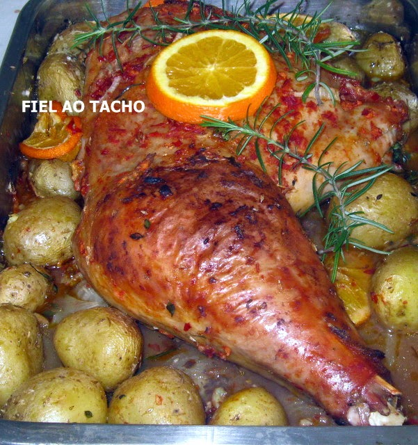 FIEL AO TACHO: PERNA DE PERU NO FORNO COM LARANJA