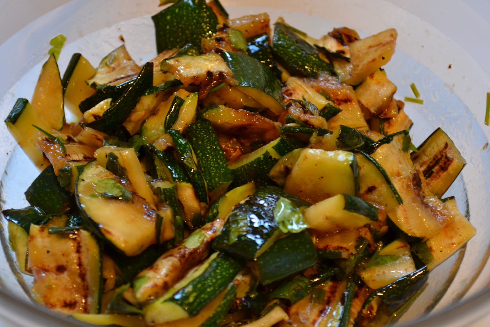 Salade de courgettes grillées aux herbes fraîches