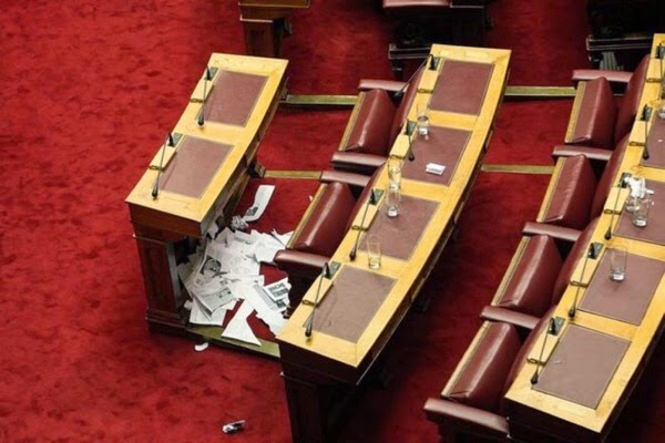 ΔΕΙΤΕ ΦΩΤΟΓΡΑΦΙΑ... ΜΠΟΥΡΔΕΛΟ Η ΒΟΥΛΗ ΑΠΟ ΤΑ ΣΚΟΥΠΙΔΙΑ ΠΟΥ ΑΦΗΣΑΝ ΠΙΣΩ ...