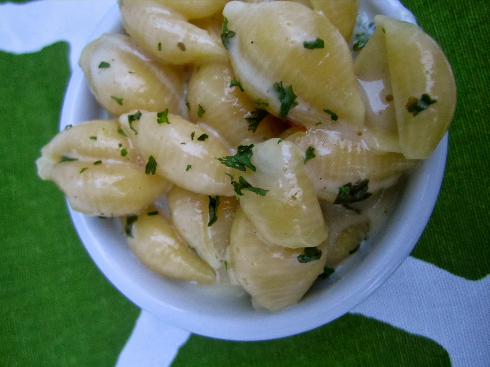 Stephanie Cooks: Cheesy Garlic Shells