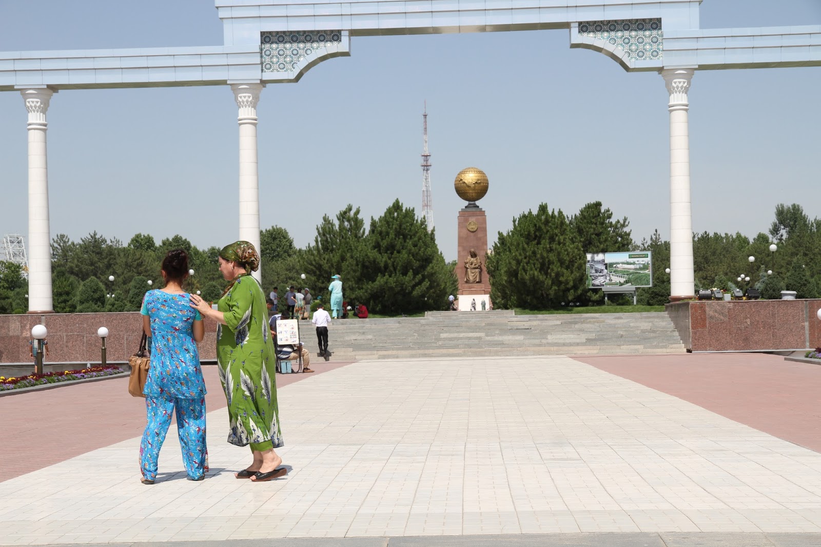 une pie,, tant pis...et deux, tant mieux: Tachkent: monument aux morts