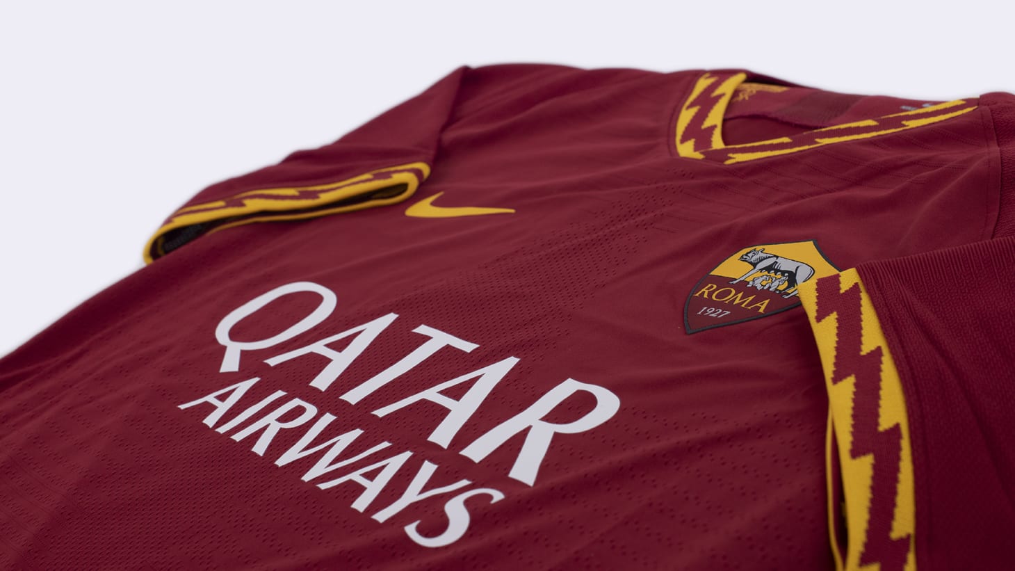 Presentata la nuova maglia della AS Roma : il fulmine è la novità ...