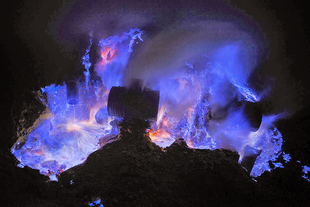 Catastrophic World: Lava azul Arroja Volcan en Indonesia.