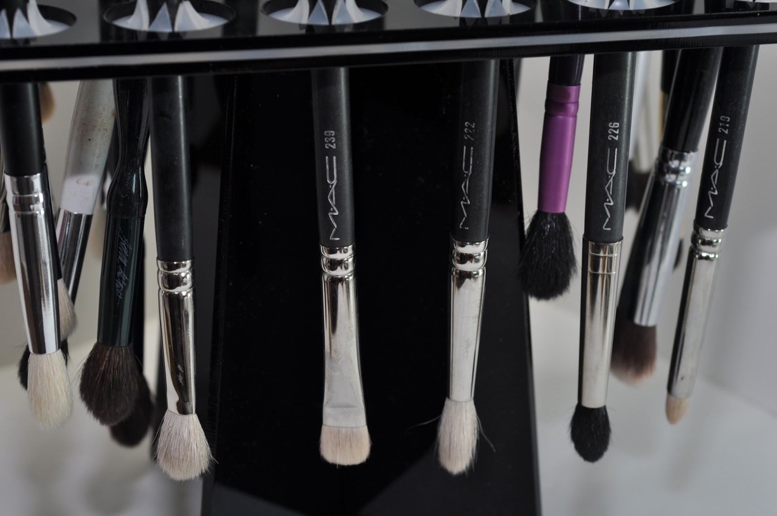 Benjabelle Makeup Brush Tree Mini Review - The Shades Of U