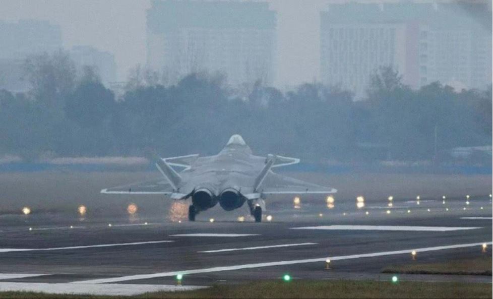 China Defense Blog: Photos of the day: A new batch of J-20 under flight ...