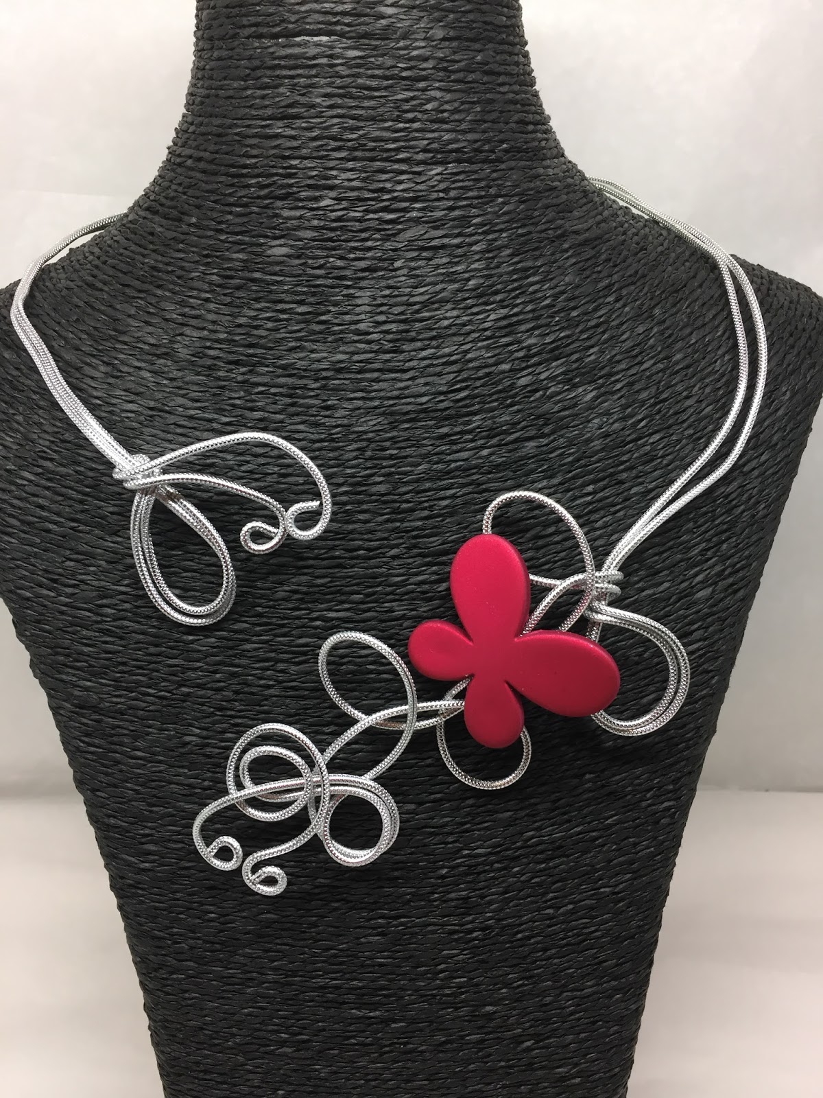 Les créations de Sarah: Collier en fil d'aluminium