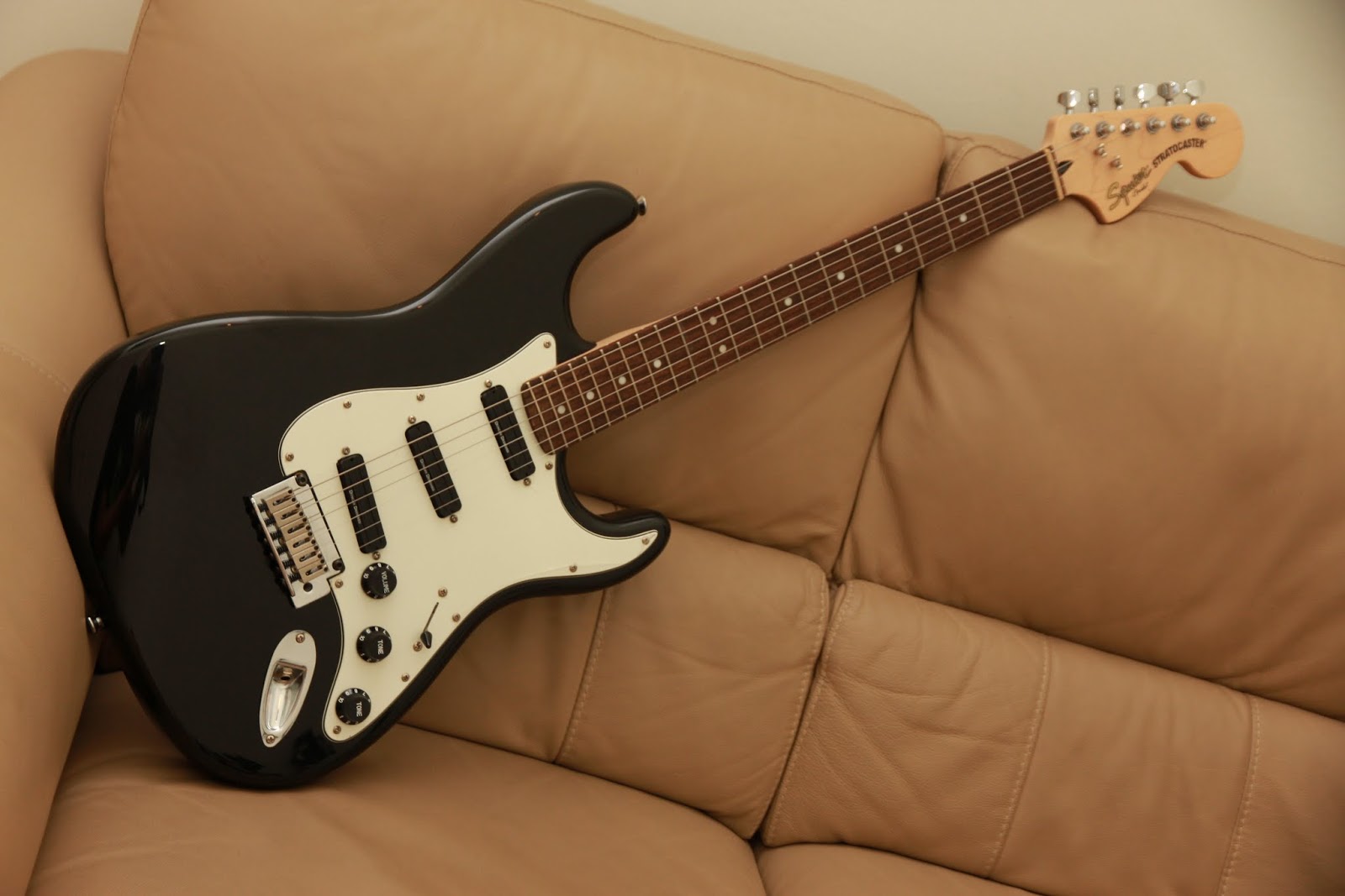 Squier Deluxe Hot Rails Strat Black