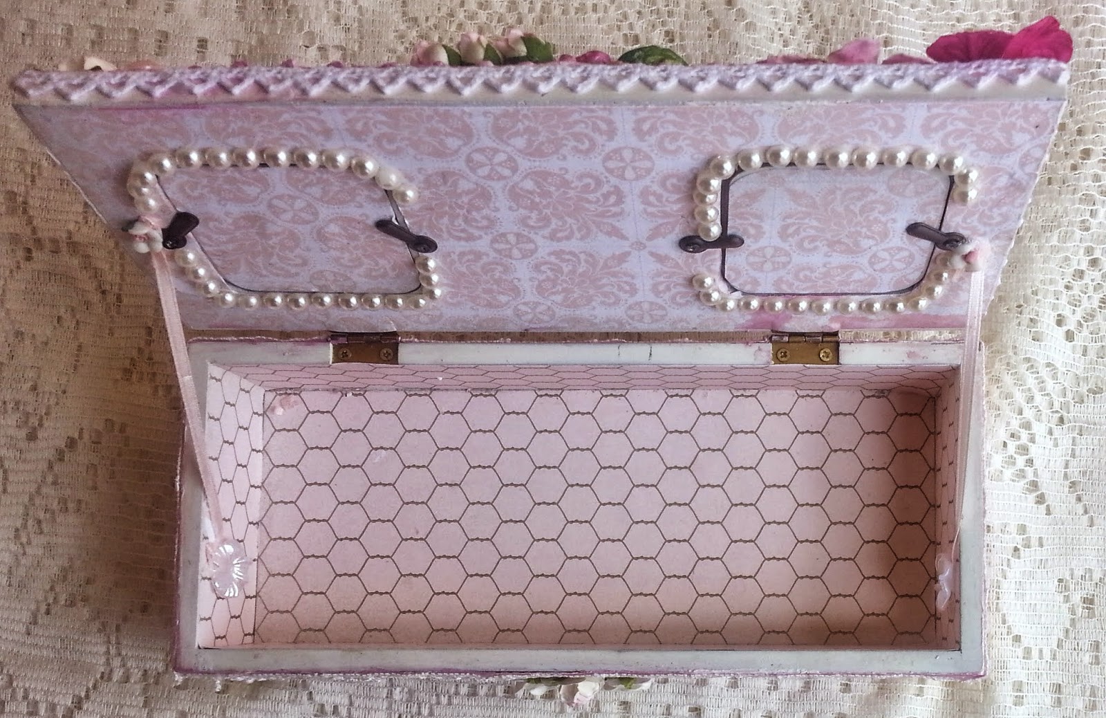 Wheelie Crafty Designs: Trinket box with a twist...