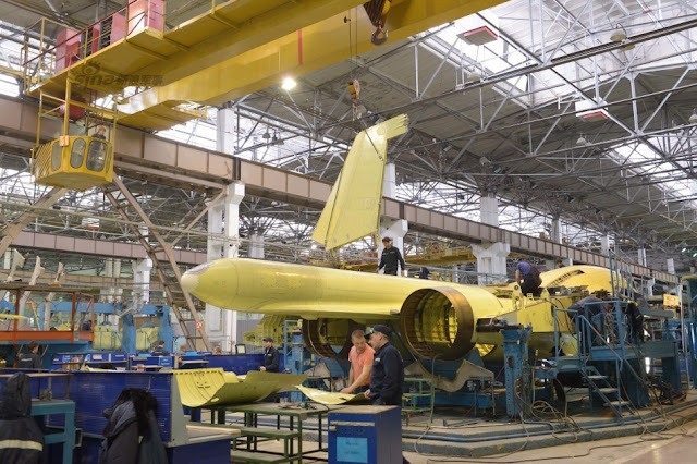 CAZASYHELICOPTEROS2: Sukhoi-34 Fighter aircraft production line