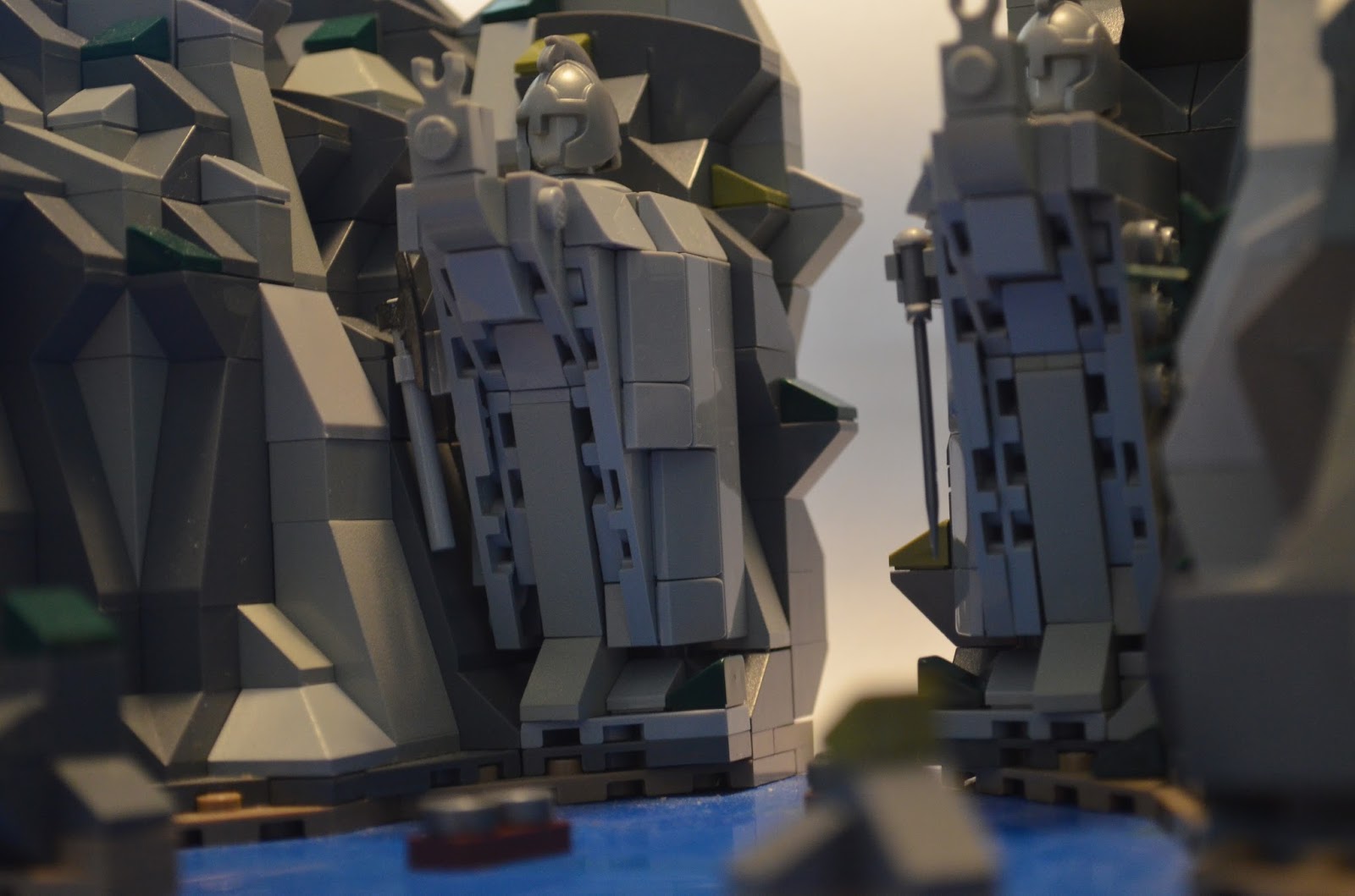 E-nklings: Lego Micro Scale Argonath