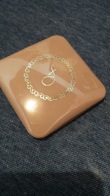 Golda Ivana: Review: Fanbo Gold Deluxe Compact Powder No.4 (Janur Kuning)