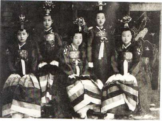 mochi thinking: the photos of Kisaeng and modern Kisaeng