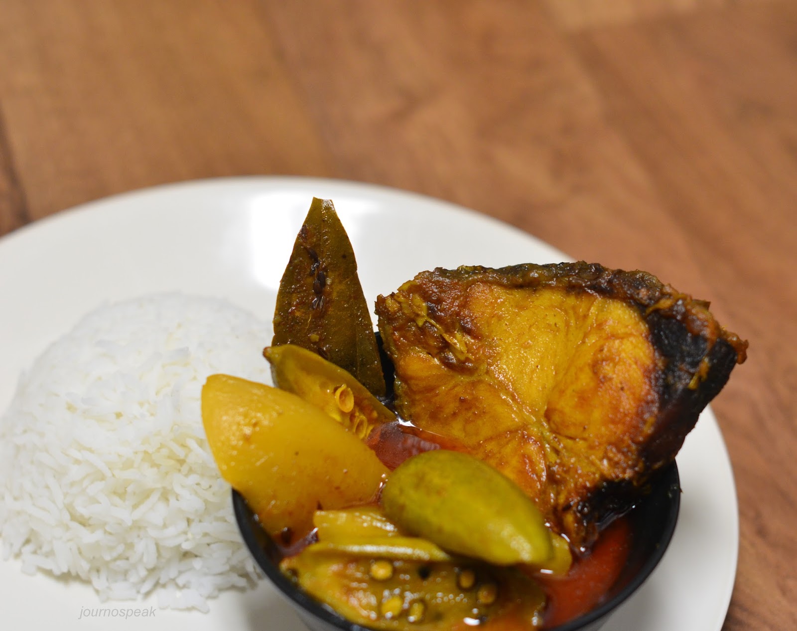 POTOL DIYE MAACHER JHOL : BENGALI STYLE FISH CURRY WITH POINTED GOURD ...