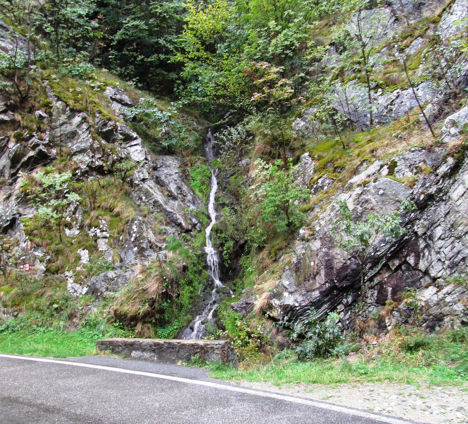 Cascada pe Cheile Rudariei, pe dreapta drumului