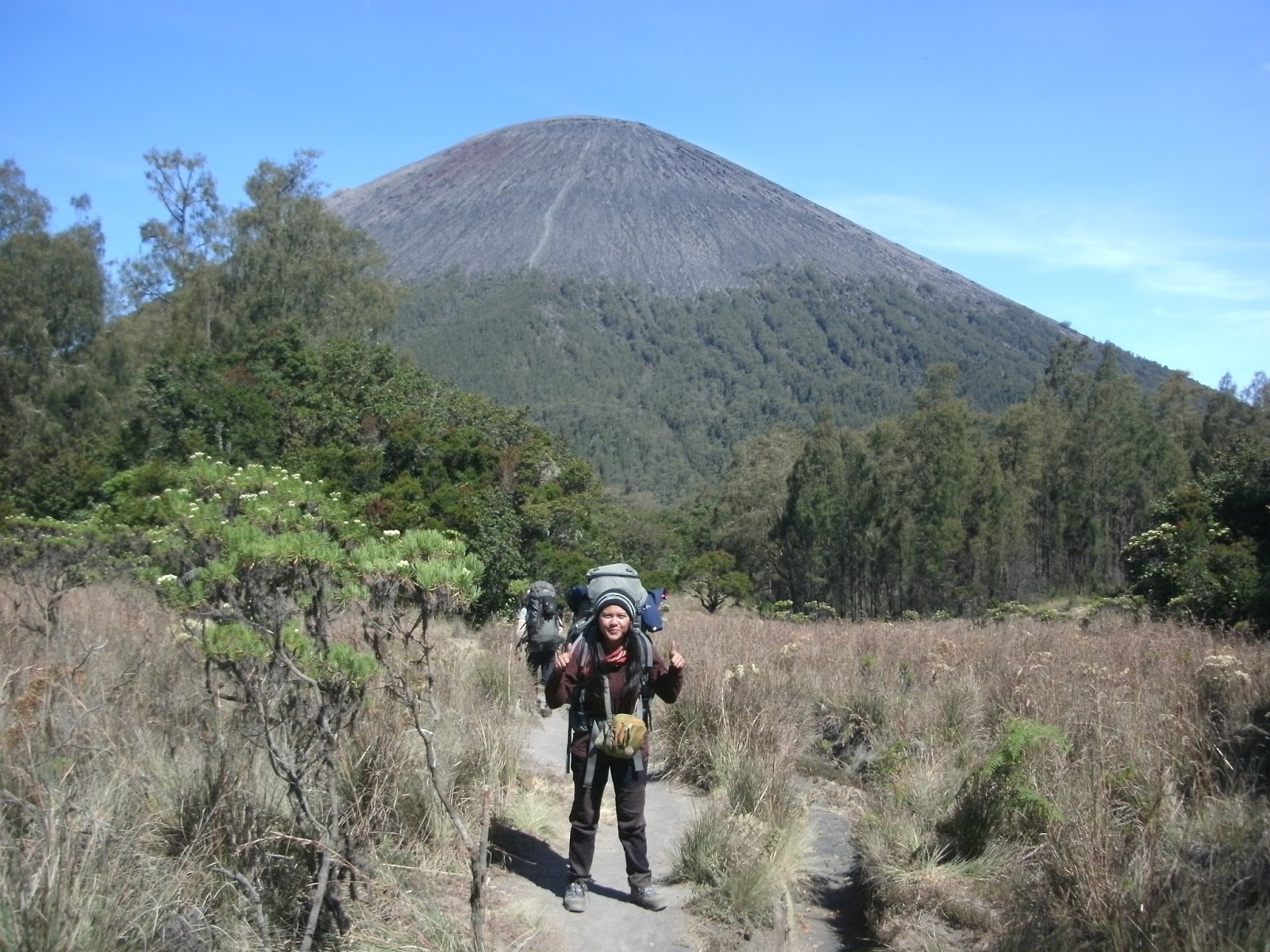 BARISAN MAHASISWA PENCINTA ALAM: KEINDAHAN GUNUNG SEMERU