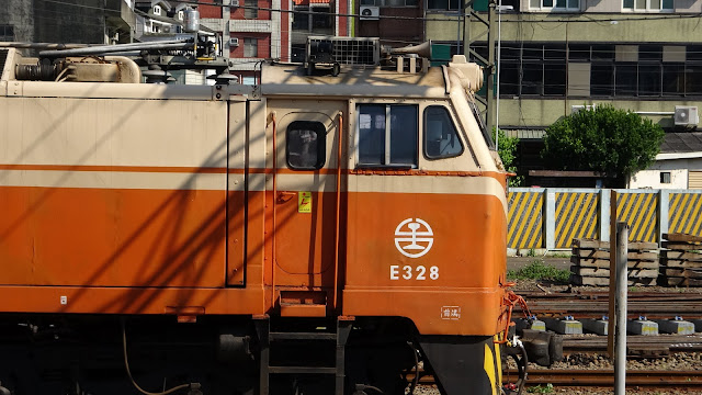 Blair's 鐵道攝影: E328電力機車 / TRA E328 Electric locomotive