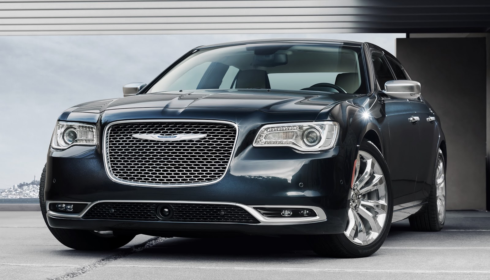 Chrysler 300C chega reestilizado ao Brasil