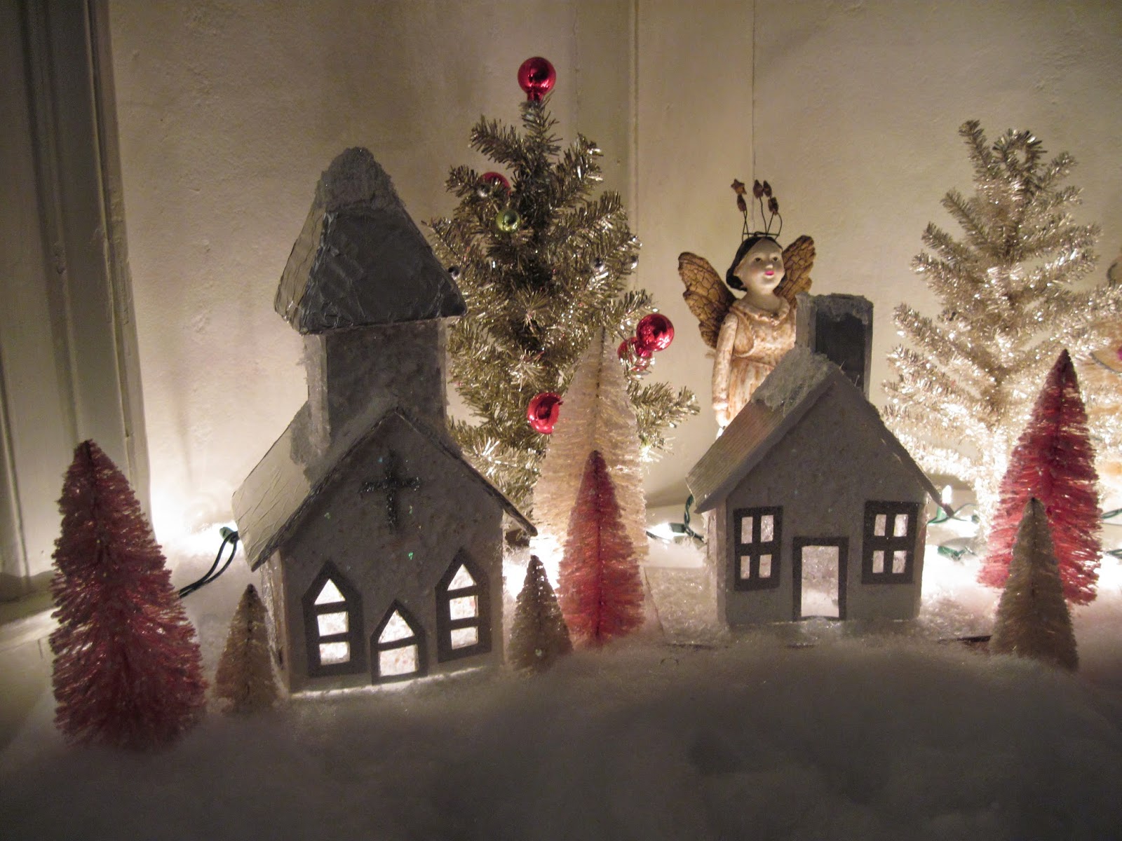 W. Kendrick Cottages: Christmas Snow House Village