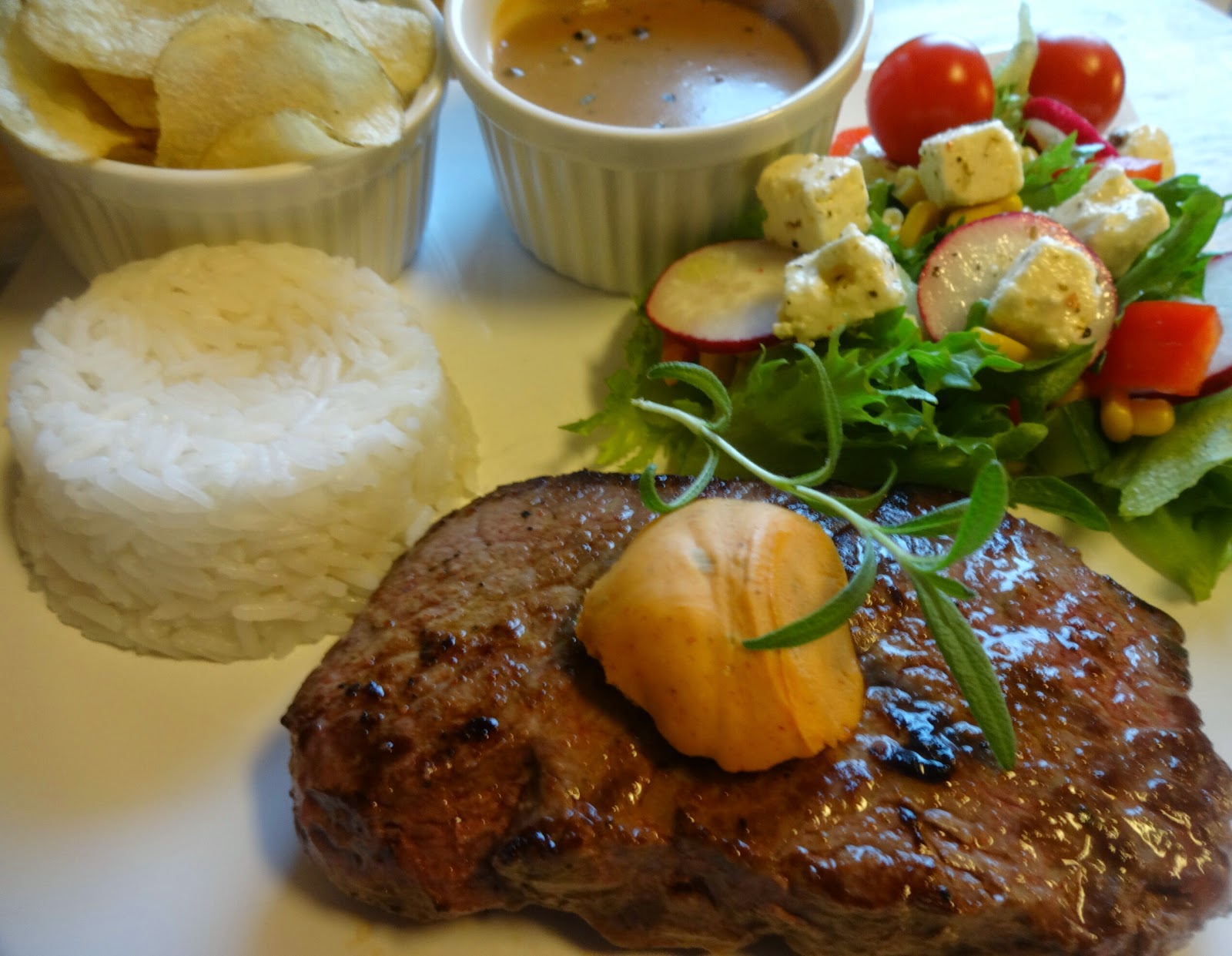 Edels Mat : Biff med rosepeppersaus & ris - Servert med chips & salat