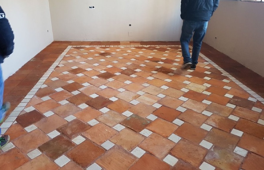 LIMPIEZA Y TRATAMIENTO DE SUELO DE BARRO INTERIOR EN MADRID
