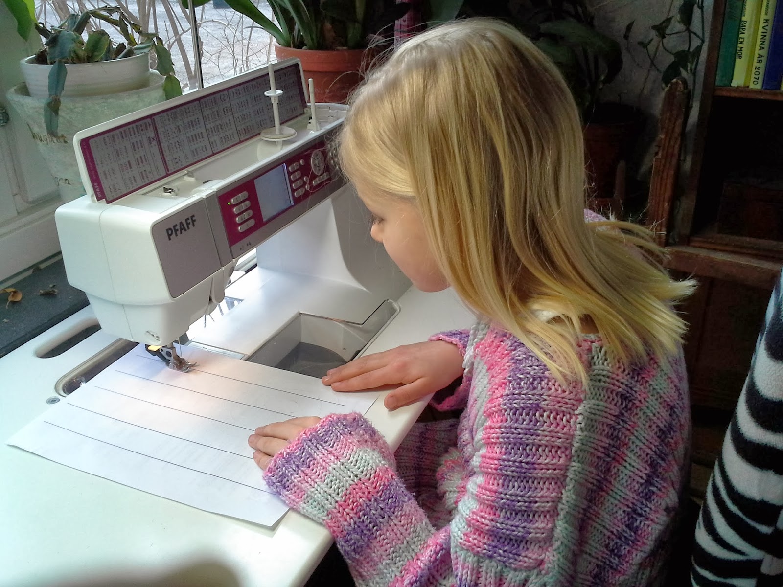 Giggis liv och lappar: Tindra lär sig sy på symaskin