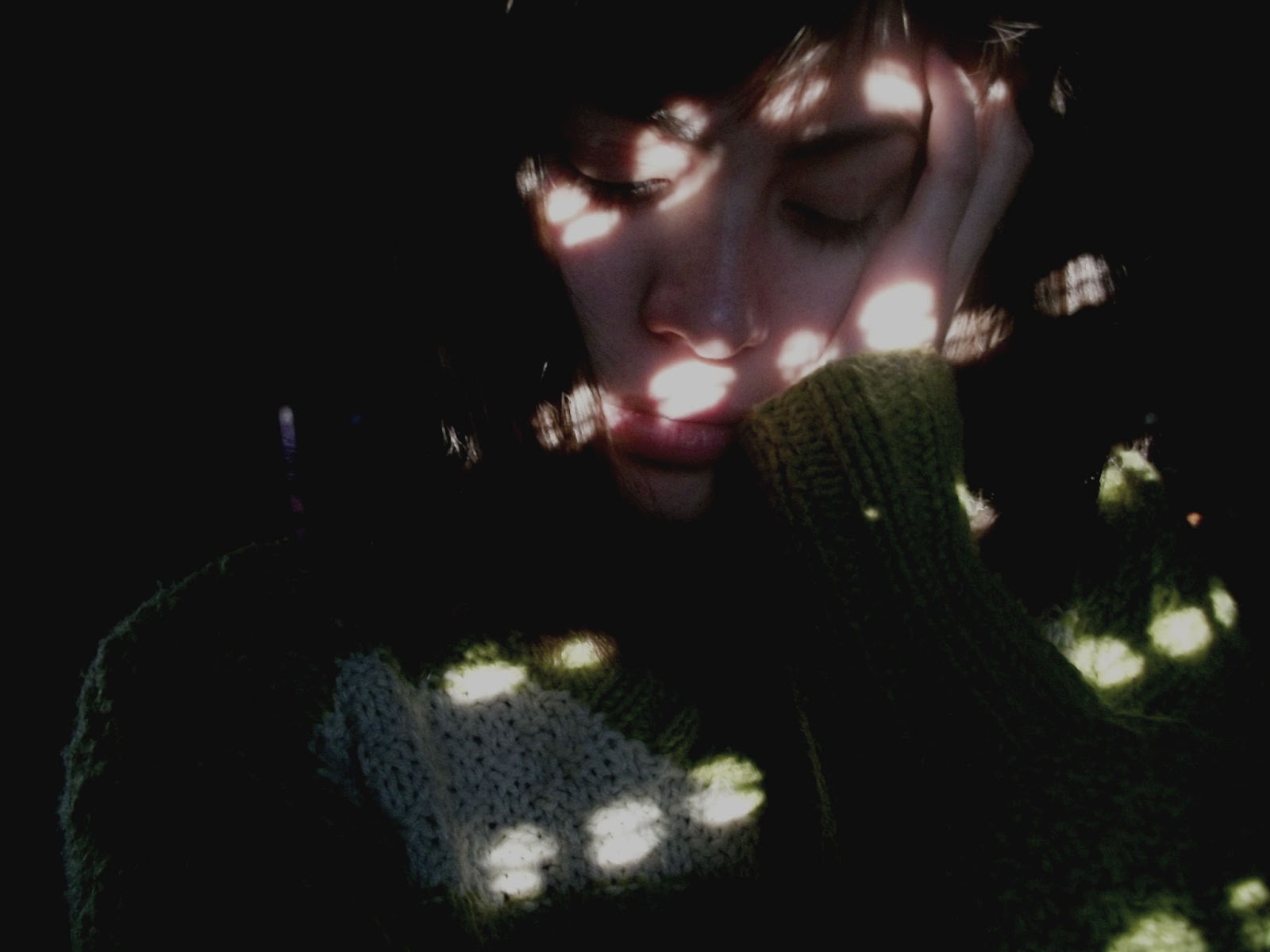 Amo lo tenaz que aun sobrevive en mis ojos.