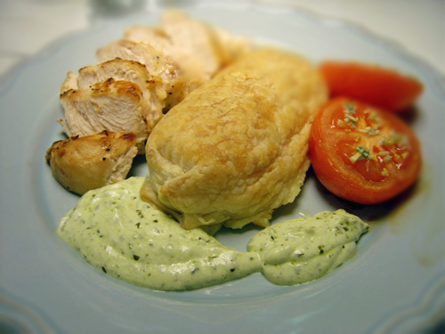 HUNGRIGA?: Kyckling med potatisrulle och ugnsbakade tomater