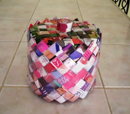 Reciplast.: Cestas y objetos con material reutilizable.