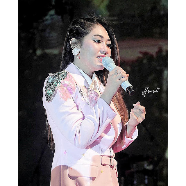 Kumpulan Foto Via Vallen Terbaru dan Biodata Via Vallen - Raseco.web.id