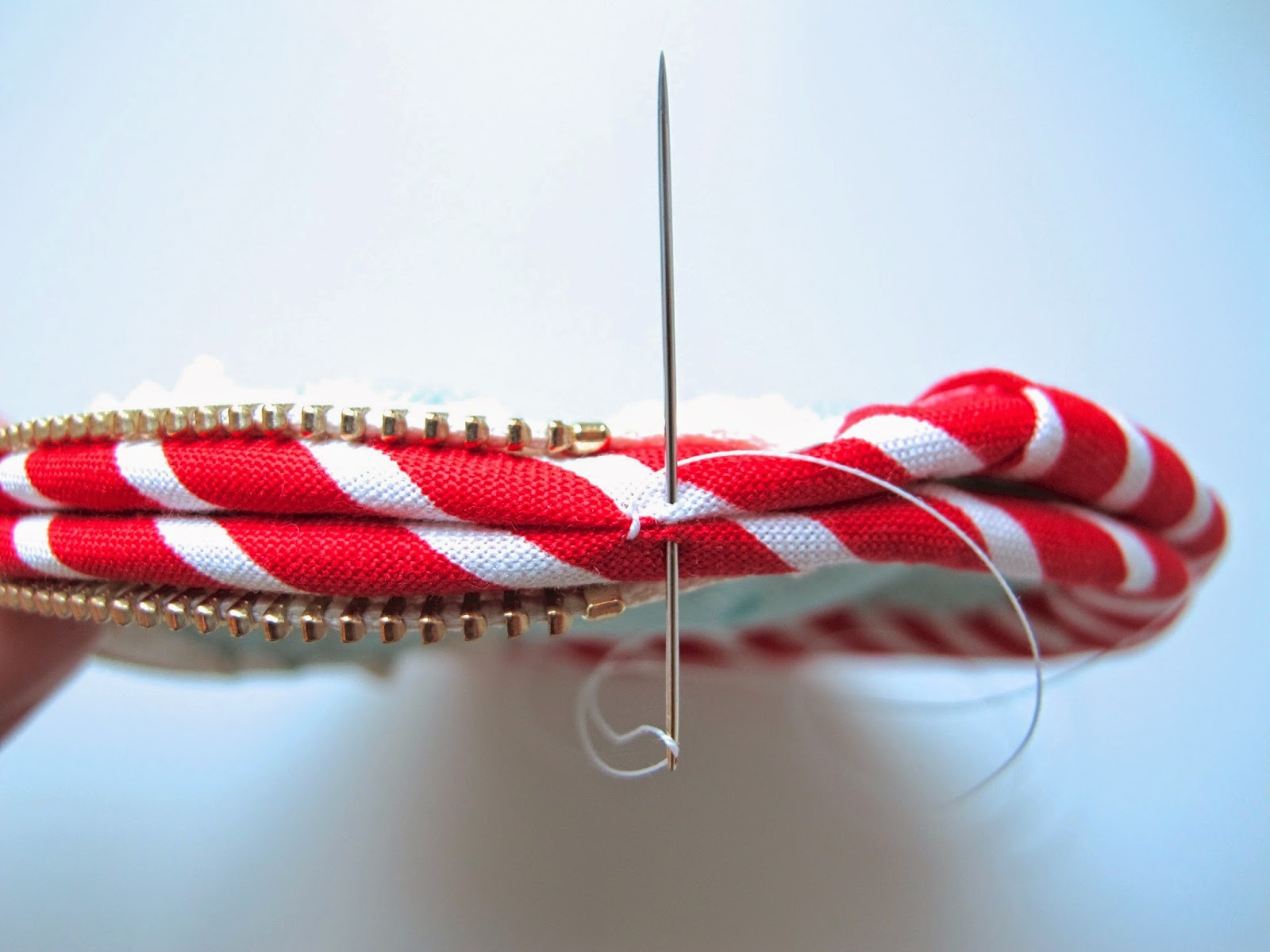 zakkaArt: Round zipper pouch step-by-step tutorial (a zakkaArt sewing kit)