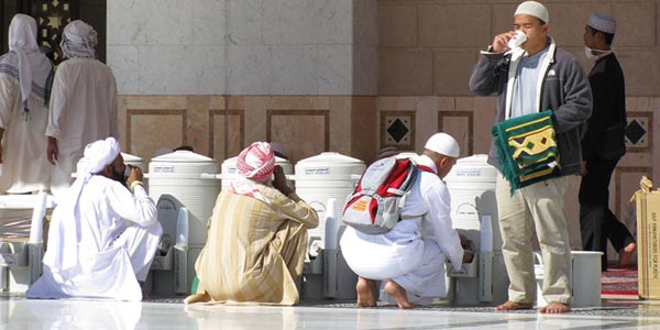 Minum Ketika Sedang Jumatan, Batalkah? - Jumat Kita