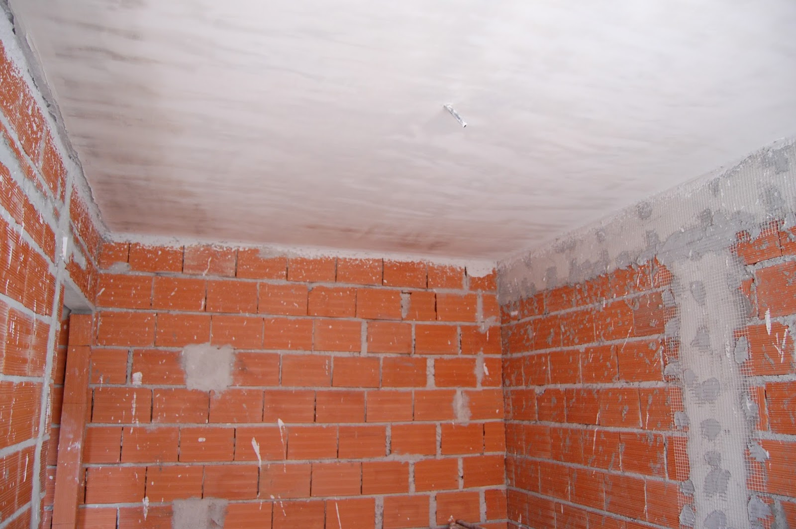 A Nossa Moradia: 42 - Estuque nos tectos acabado.