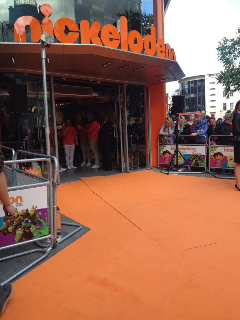 NickALive!: Photos From The Nickelodeon Store's VIP Orange Carpet Party