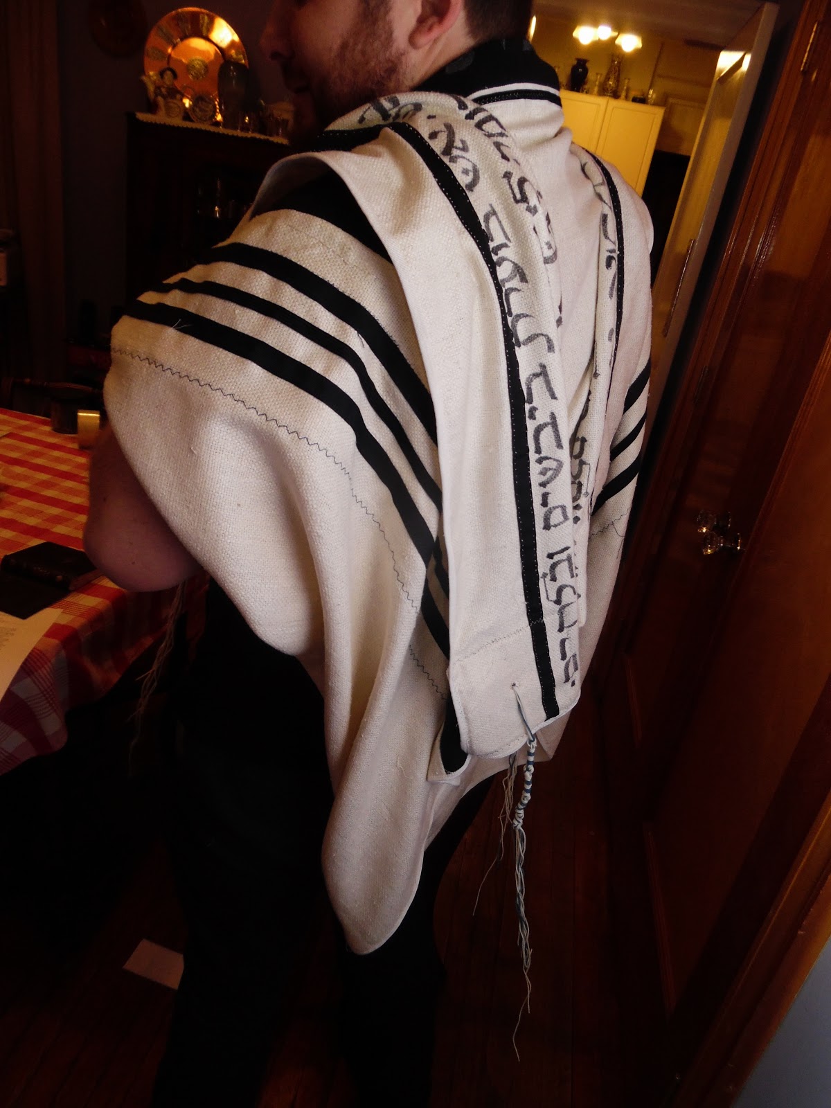 Cavill's tallit, tying the tzitzit