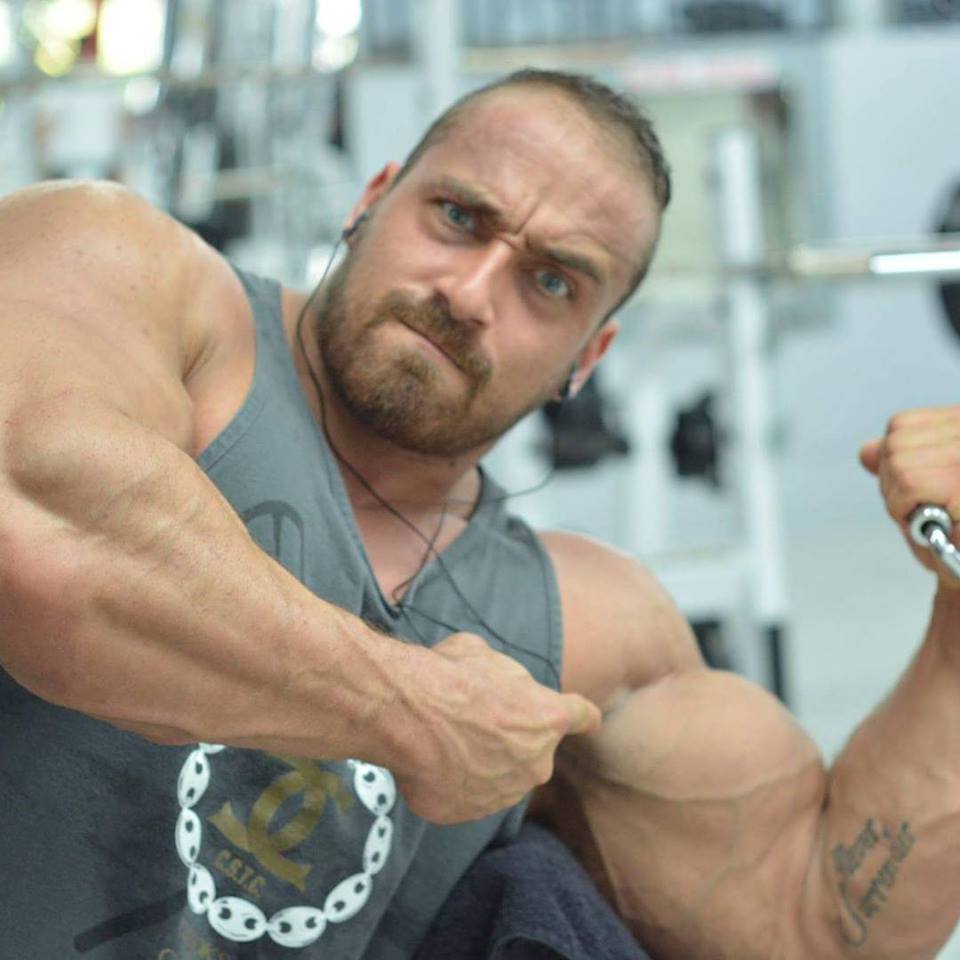 Muscle Lover: Canadian bodybuilder Joey Pyontka