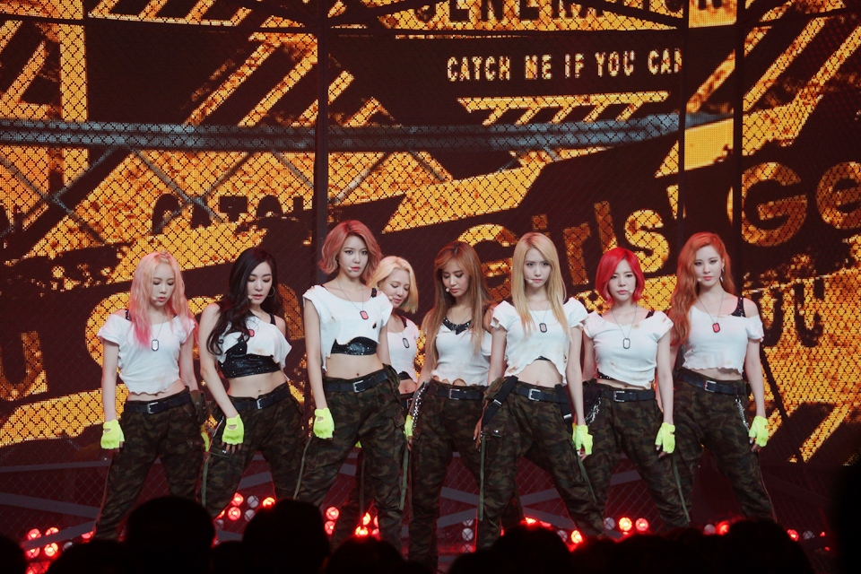 SNSD performed 'Catch Me If You Can' and 'Party' for their 'Music Core ...