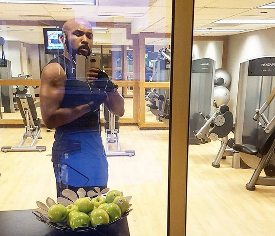 Banky W puts his buff body on display in new gym pic