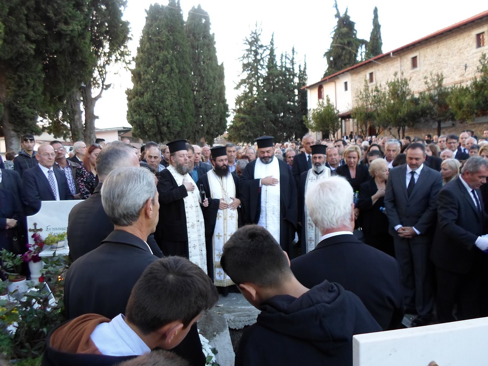 ΛΕΥΤΕΡΙΑ: ΚΟΛΙΝΔΡΟΣ: ΠΛΗΘΟΣ ΚΟΣΜΟΥ ΣΤΗΝ ΚΗΔΕΙΑ ΤΟΥ ΒΑΓΓΕΛΗ ΠΟΛΥΖΟΥ ...